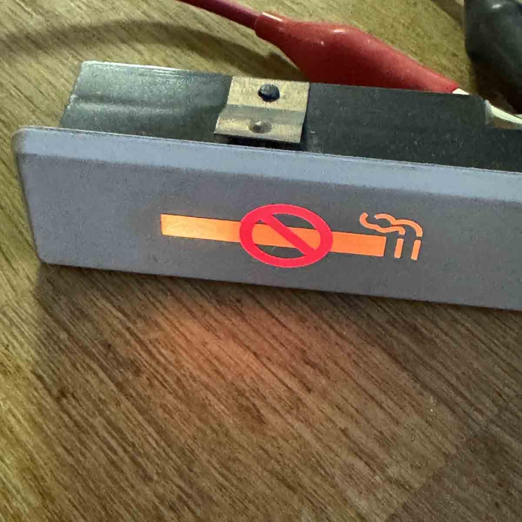 Boeing 747 fasten seatbelt and no smoking sign - Aviation Gadgets